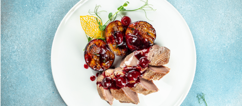Eendenborstfilet met pruimen en kersensaus