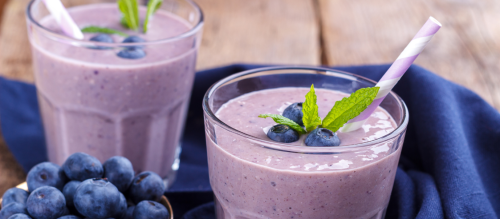 Revitaliserende smoothie met banaan, blauwe bes, spinazie, gember en ...
