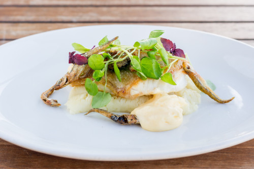 Roodbaars en spiering met waterkers op een bedje van aardappelpuree