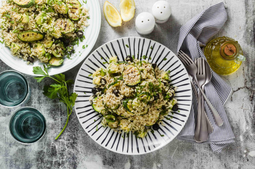 Salade van rijst met courgette, avocado, groene olijven en kappertjes