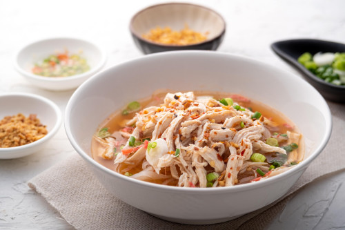 Tom Yam kipnoedelsoep met citroengras, rode chilipasta en limoensap