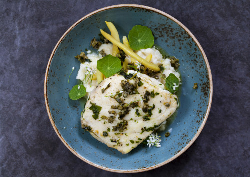 Gepocheerde heilbot met knolselderpuree, gele bonen & kappertjessaus