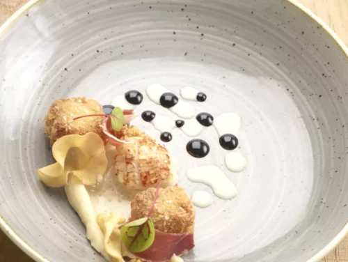 Gebakken coquilles met kroketje van varkenspoot