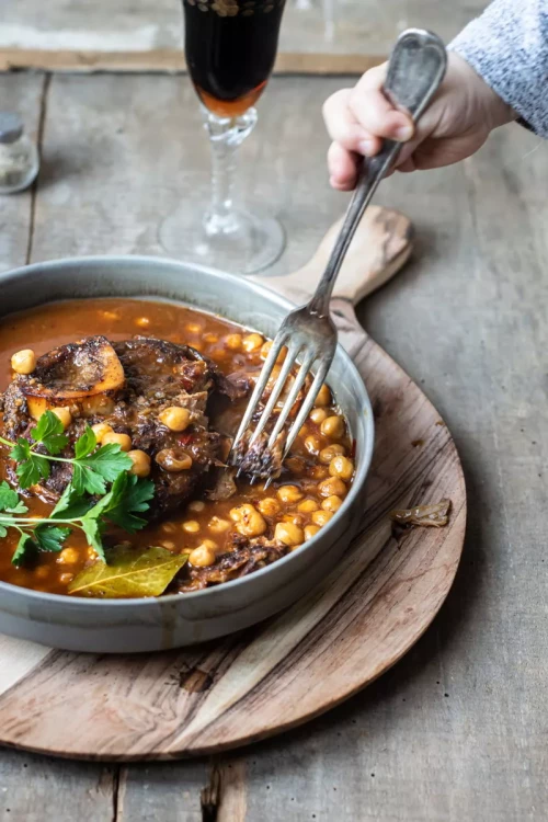 Kalfsschenkel met bloedsinaasappel en kikkererwten